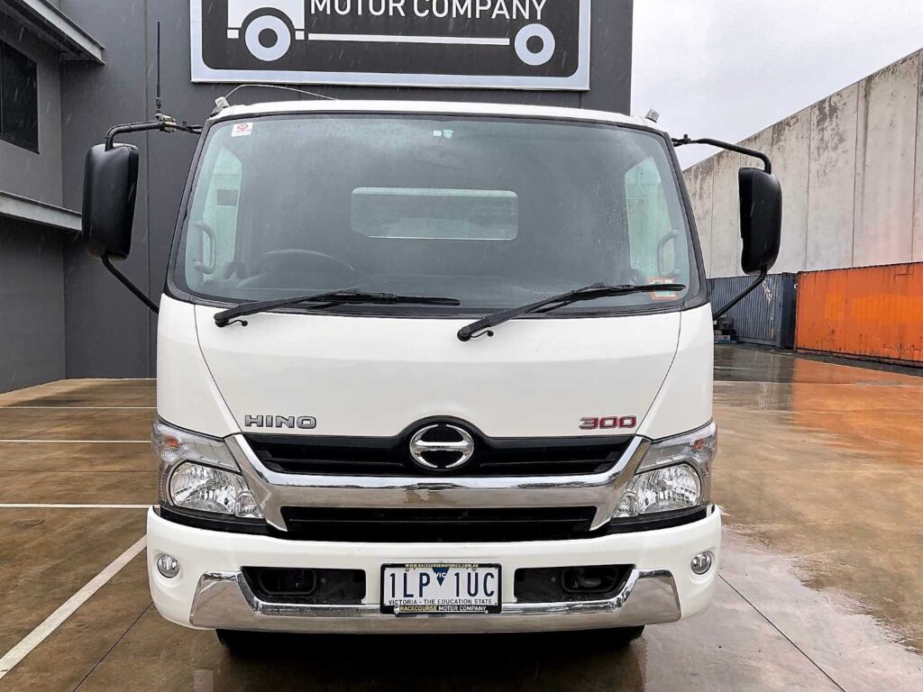 2016 HINO 300 TRAY - Racecourse Motor Company