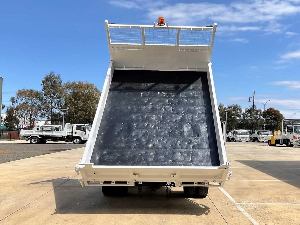 2016 Mitsubishi Fuso 615 Canter Tipper - Racecourse Motor Company