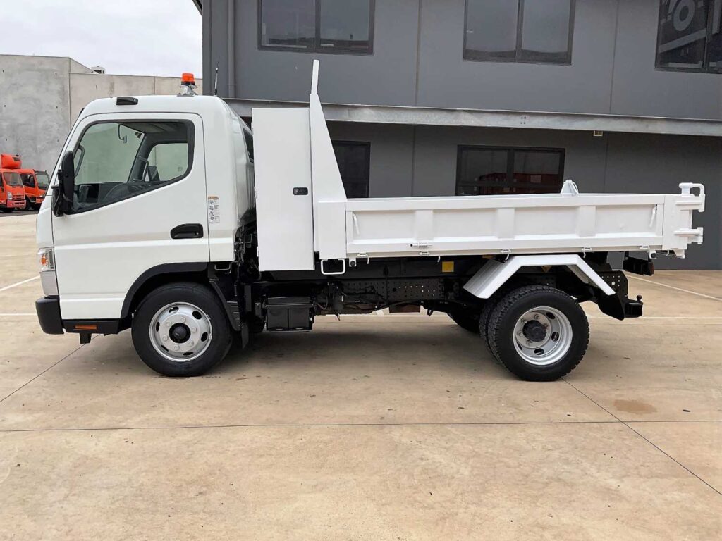 2016 MITSUBISHI CANTER TIPPER - Racecourse Motor Company