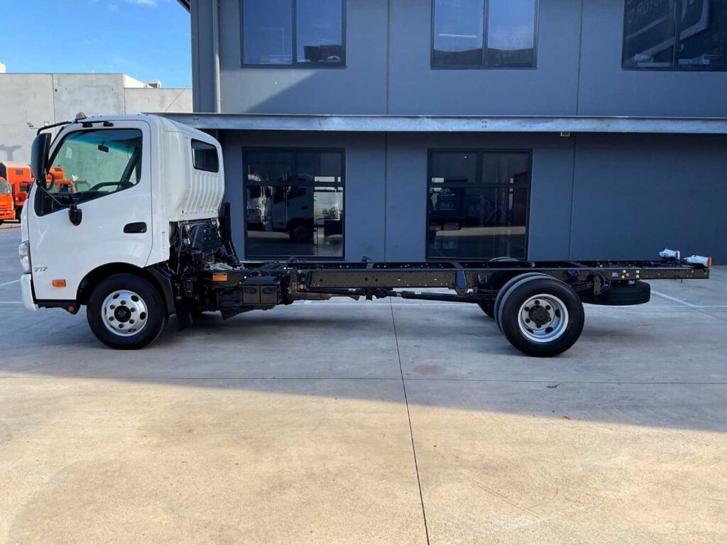 2015 HINO 300 CAB CHASSIS - Racecourse Motor Company