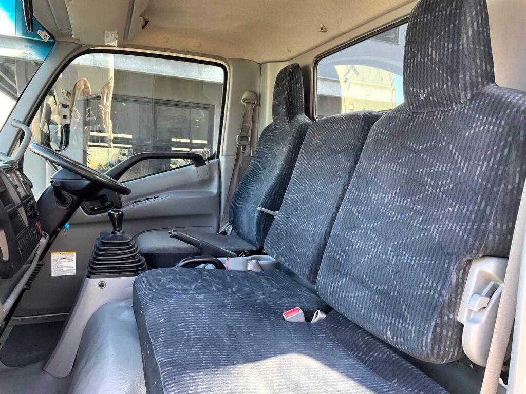 2015 HINO 300 CAB CHASSIS - Racecourse Motor Company