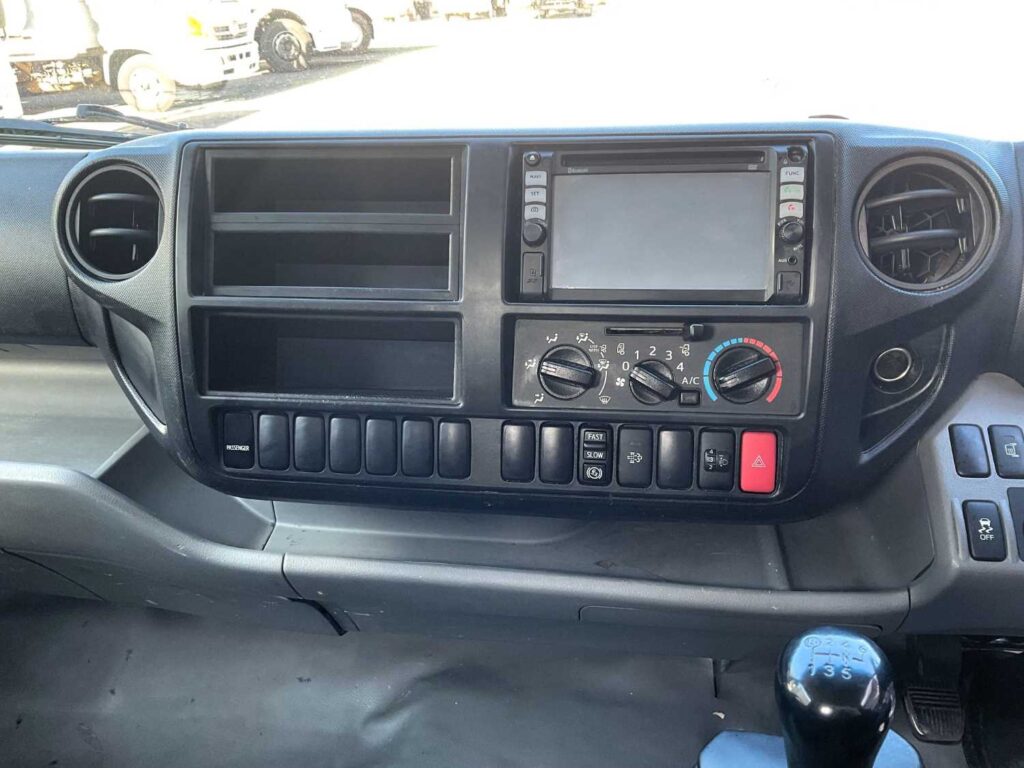 2015 HINO 300 CAB CHASSIS - Racecourse Motor Company