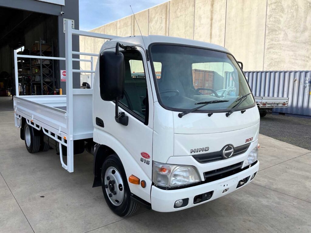 2015 HINO 300 TRAY - Racecourse Motor Company