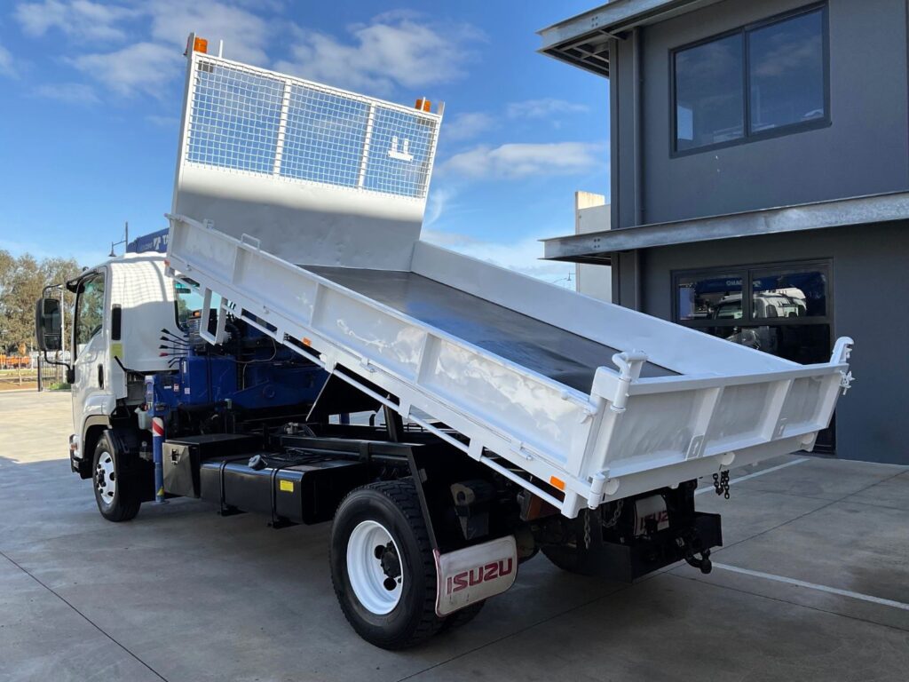2012 ISUZU FRR500 TIPPER CRANE - Racecourse Motor Company