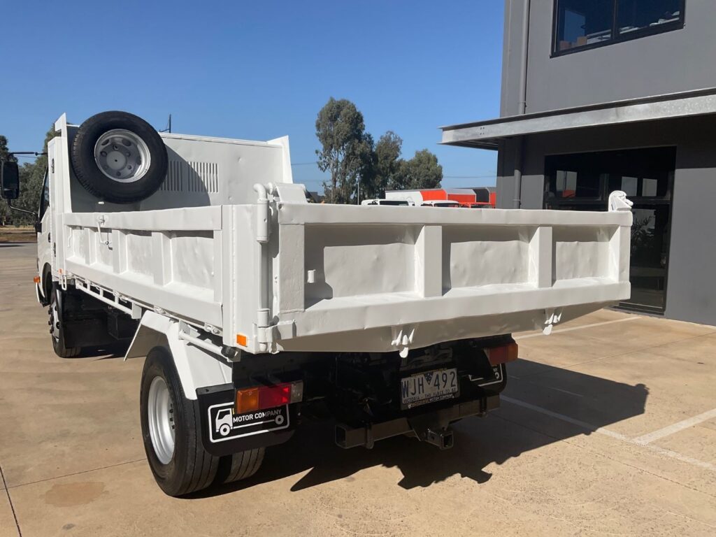 2007 HINO 300 TIPPER - Racecourse Motor Company