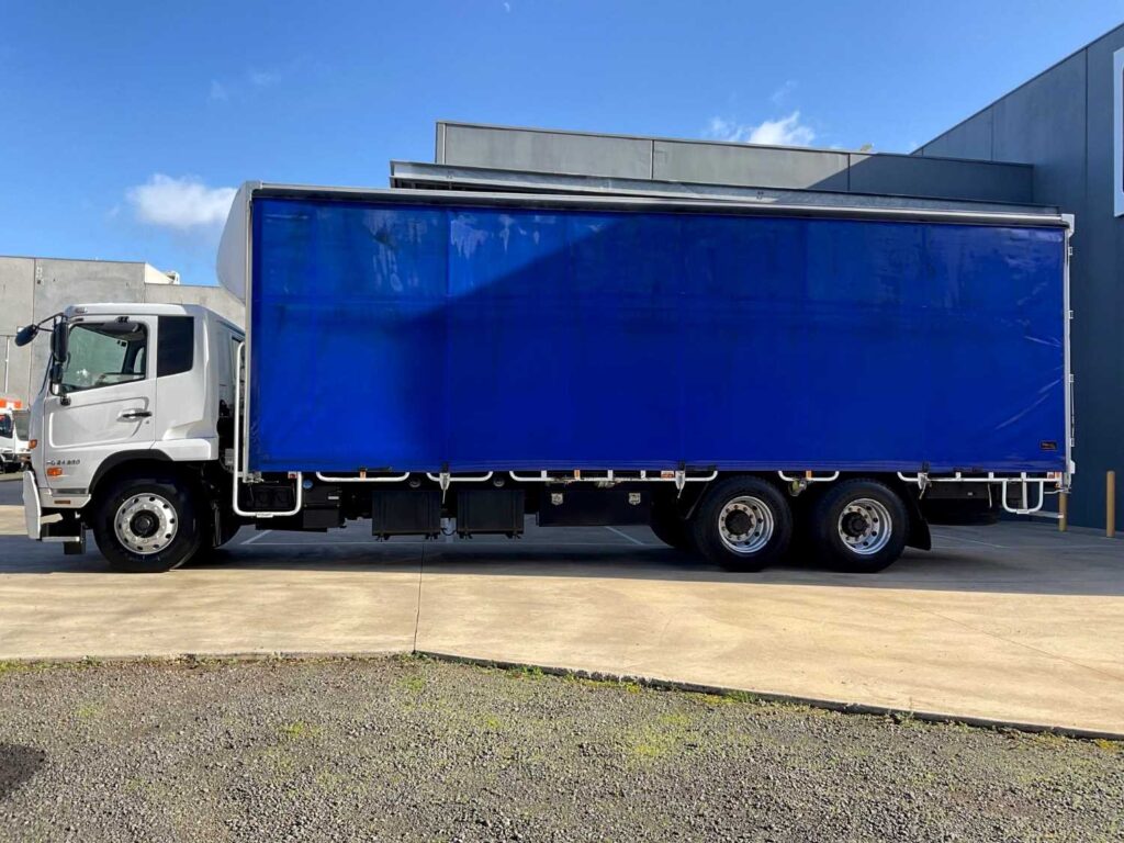 2018 UD CONDOR CURTAINSIDER - Racecourse Motor Company