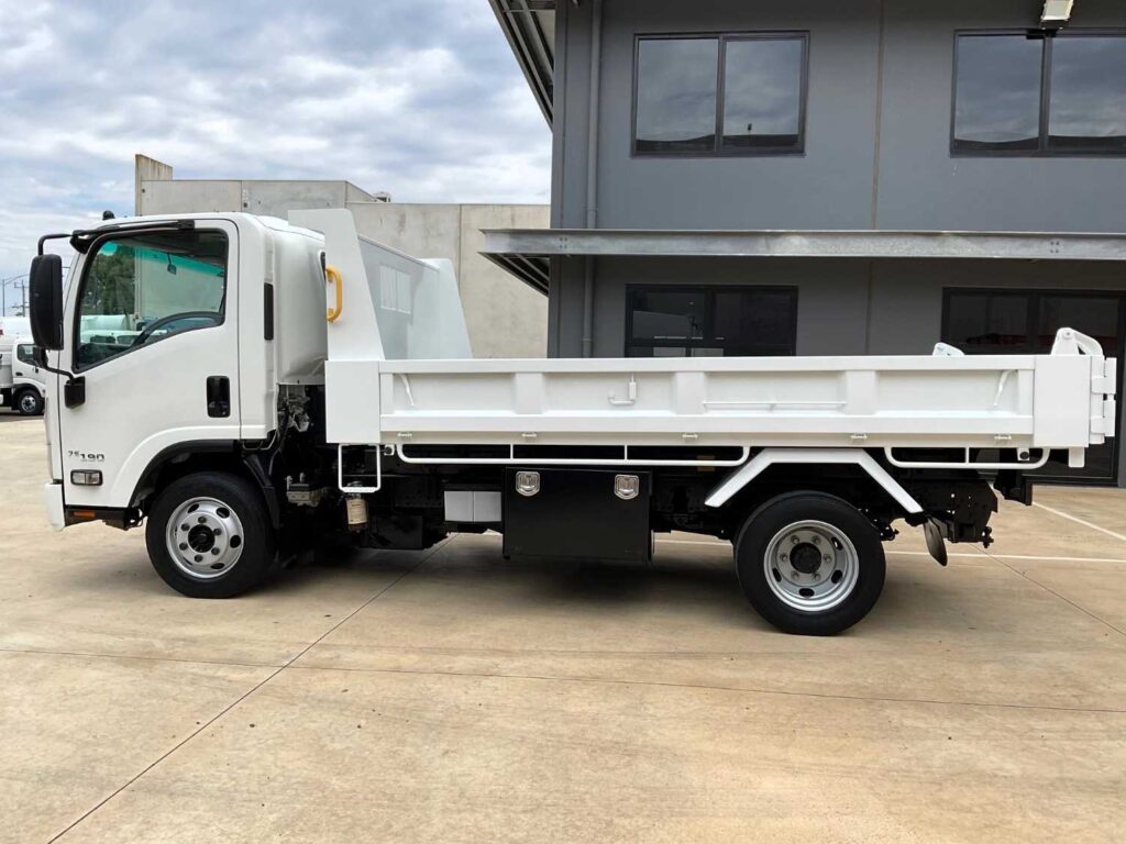 2016 ISUZU NPR75 TIPPER - Racecourse Motor Company